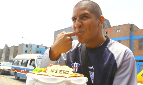 ¡Qué vergüenza!: Edgar González recibió una torta hoy en Matute, pero ...