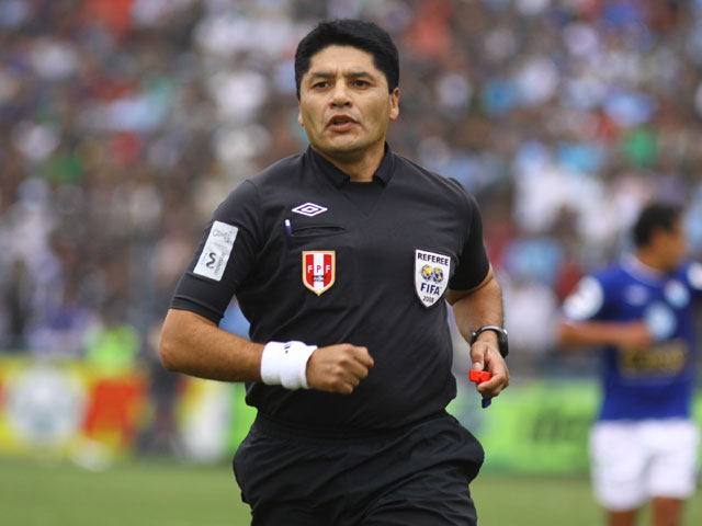 Víctor Hugo Rivera arbitra su último partido oficial en el Cusco