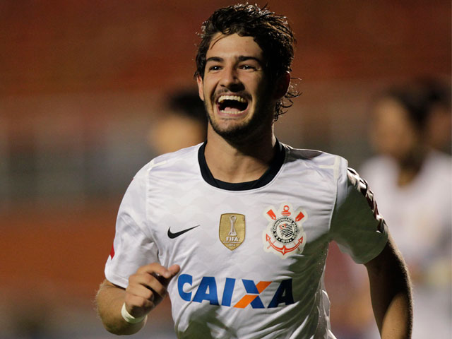Alexandre Pato: Jugar en pasto sintético exige concentración