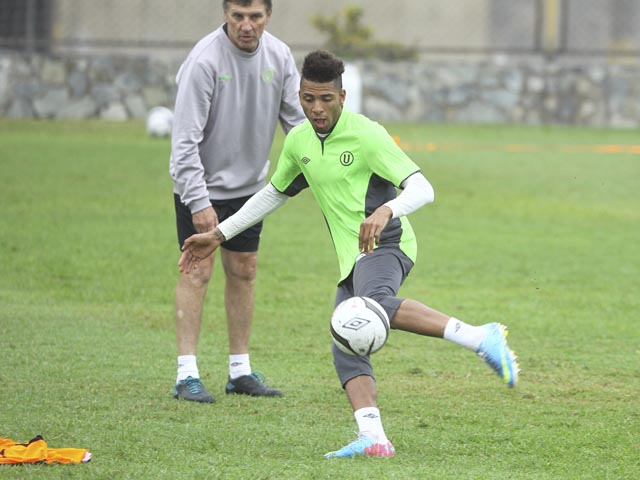 Edwin Gómez regresó a los entrenamientos con Universitario