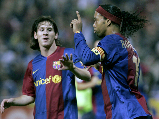 Lionel Messi regaló biografía a Ronaldinho Gaucho