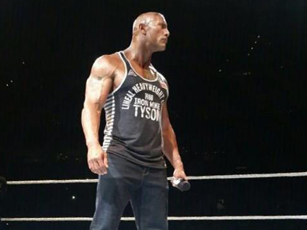 WWE: La Roca volvió a aparecer en un ring de la compañía [VIDEO]