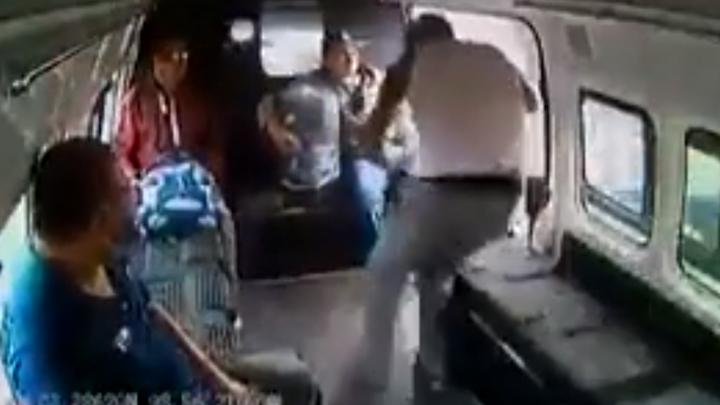 Pasajeros logran atrapar a delincuente y le propinan una brutal paliza dentro de una combi [VIDEO]