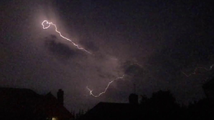 Facebook: captan singular "rayo" con forma de corazón [VIDEO]