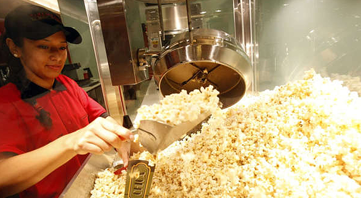¿Por qué consumimos 'canchita' en el cine? Aquí te contamos la razón