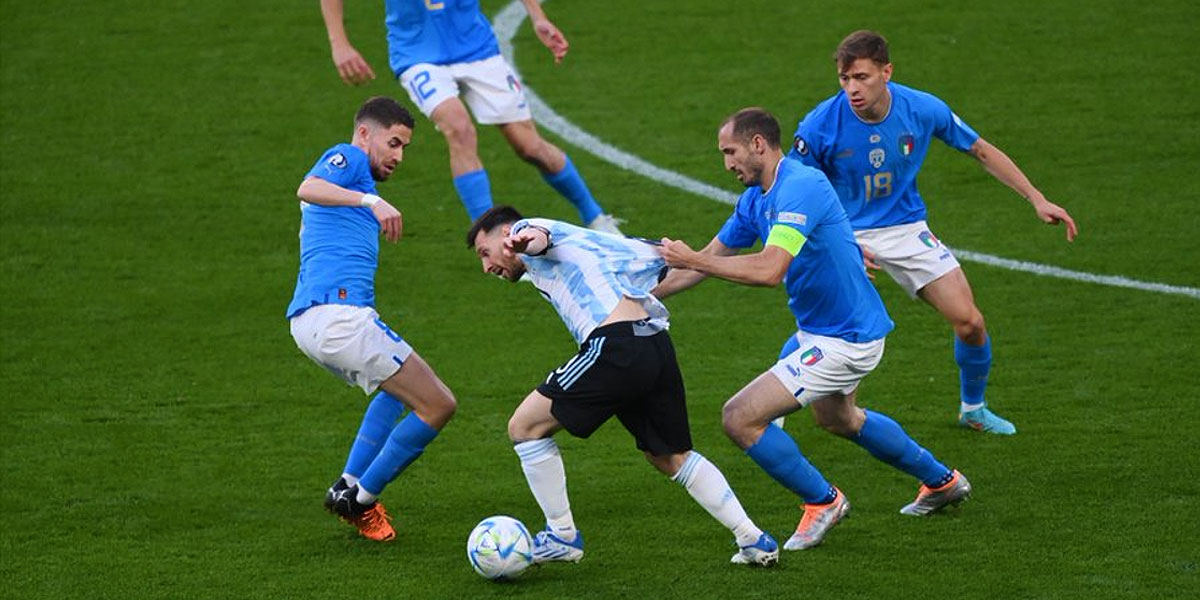 Finalissima 2022: la imagen de Messi marcado por 4 italianos da la ...